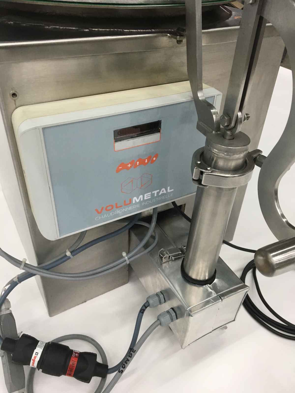 VOLUMETAL présente ses créations et réalisations en aluminium ou inox.